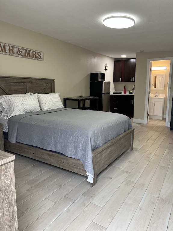 Powhatan Suite 3 Just 5 Mins Away From Raymond James Stadium - Tampa, FL