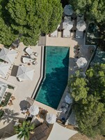 Piscina externa, espreguiçadeiras