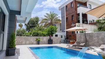 Piscina com cascata