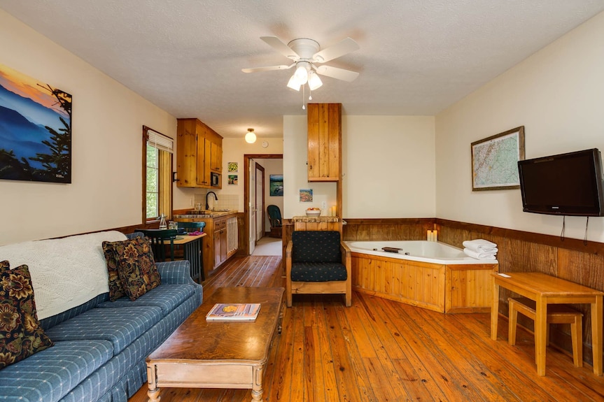 Dripping Rock--1 King Br, Jacuzzi, Kitchenette - Virginia