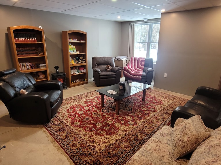 Spacious, Newly Refurbished Cozy Farmhouse On 100 Acres - Ontario