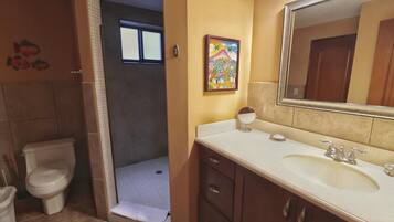 Apartamento Royal | Casa de banho | Um polibã, toalhas fornecidas