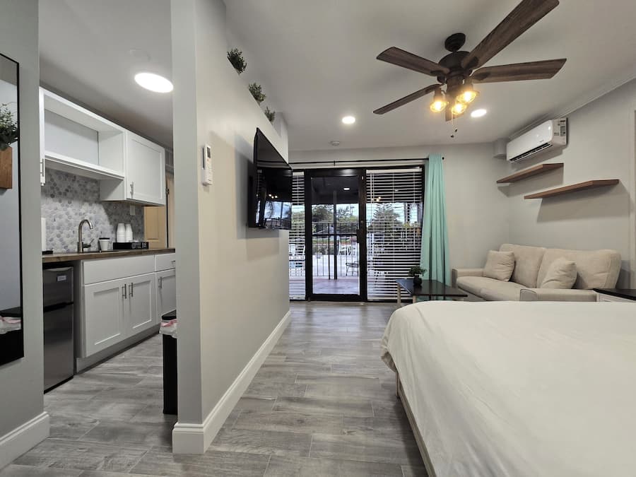 Quarto solteiro superluxo, 1 cama King e sofá-cama, vista para a piscina | Roupas de cama premium