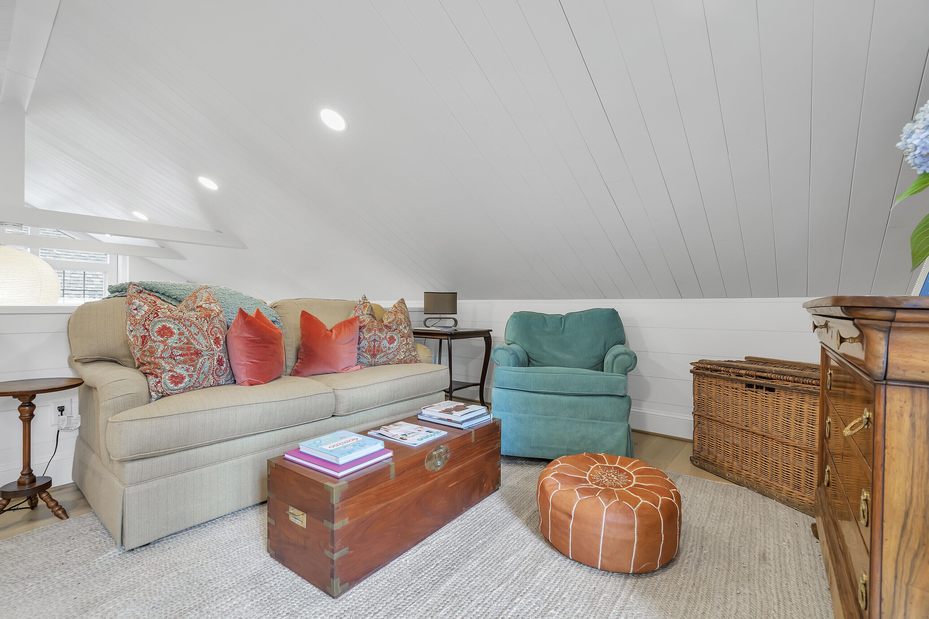 Newly Remodeled Upscale Downtown Guest Cottage - 1br Loft - Sleeps 6 - Greenville, SC