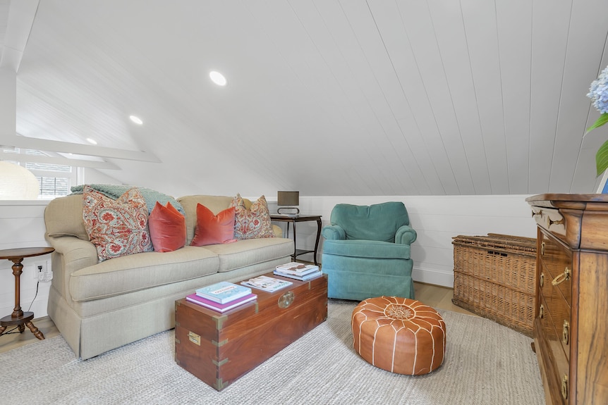 Newly Remodeled Upscale Downtown Guest Cottage - 1br Loft - Sleeps 6 - Greenville, SC