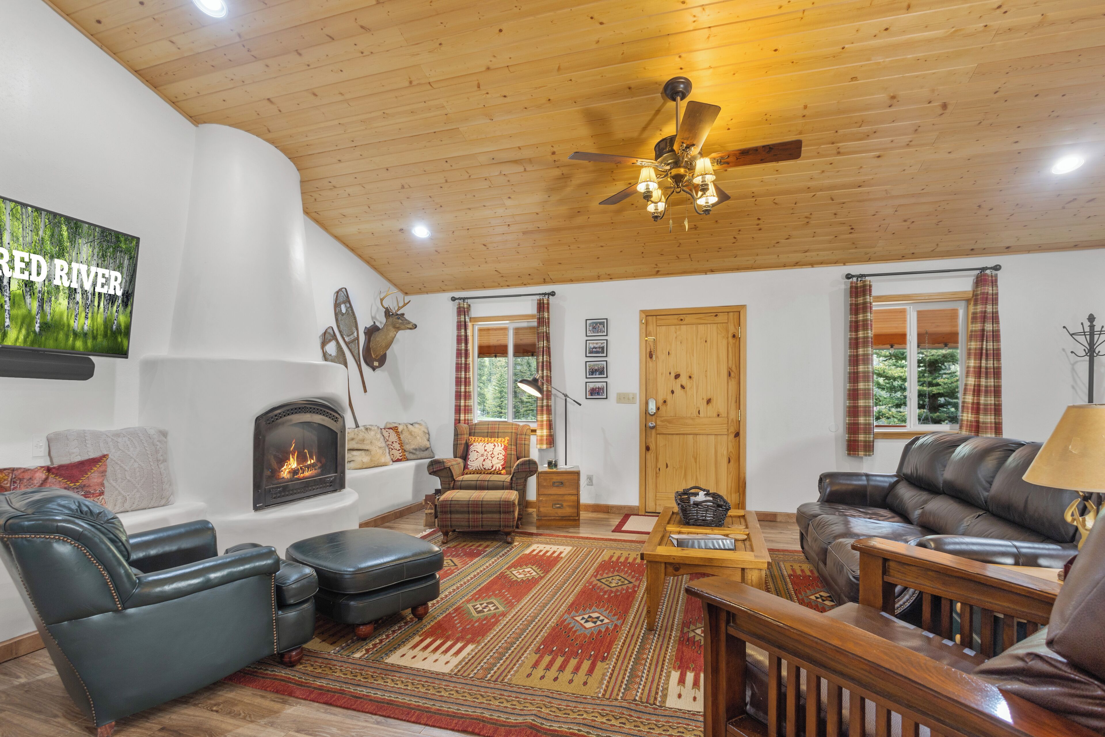 "Nearly Perfect" Cozy Upper Valley Cabin, Near Riding Trails, Fire Pit - Taos Ski Valley, NM