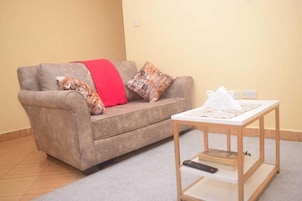Apartamento Empresarial | Sala de estar | Televisor LCD de 24 polegadas com canais por cabo, televisor 