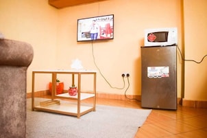 Apartamento Empresarial | Sala de estar | Televisor LCD de 24 polegadas com canais por cabo, televisor 