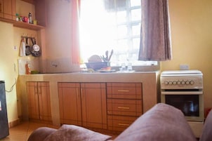 Apartamento Empresarial | Cozinha privada | Um frigorífico, um micro-ondas, liquidificador, utensílios de cozinha 