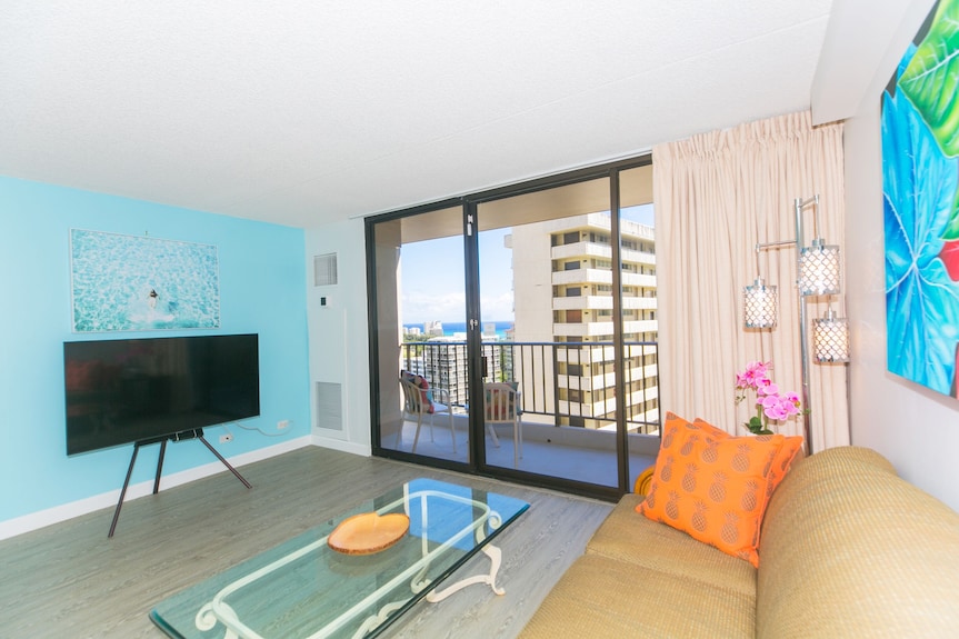 Waikiki Sunset * Newly Renovated * Parking * Diamond Head Ocean Views * - Honolulu