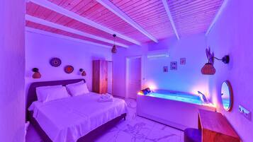 Quarto com uma cama, mesa de massagem e ar condicionado fixado na parede.
