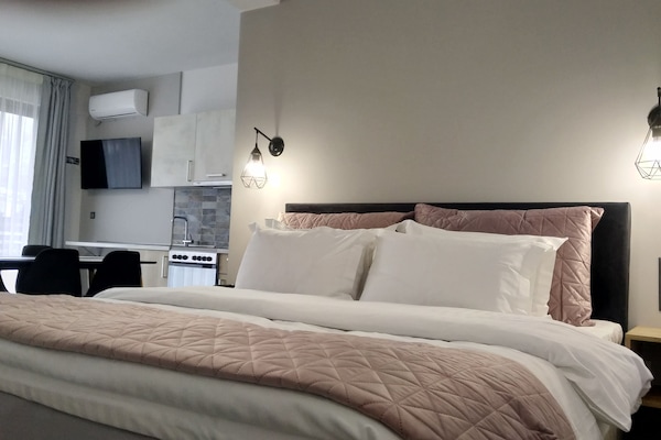 Estúdio Deluxe | Roupa de alta qualidade, camas de colchão pillowtop