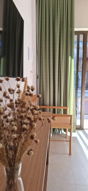 1 quarto, secretária, secretária adequada para computadores portáteis 