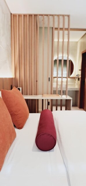 1 quarto, secretária, secretária adequada para computadores portáteis 