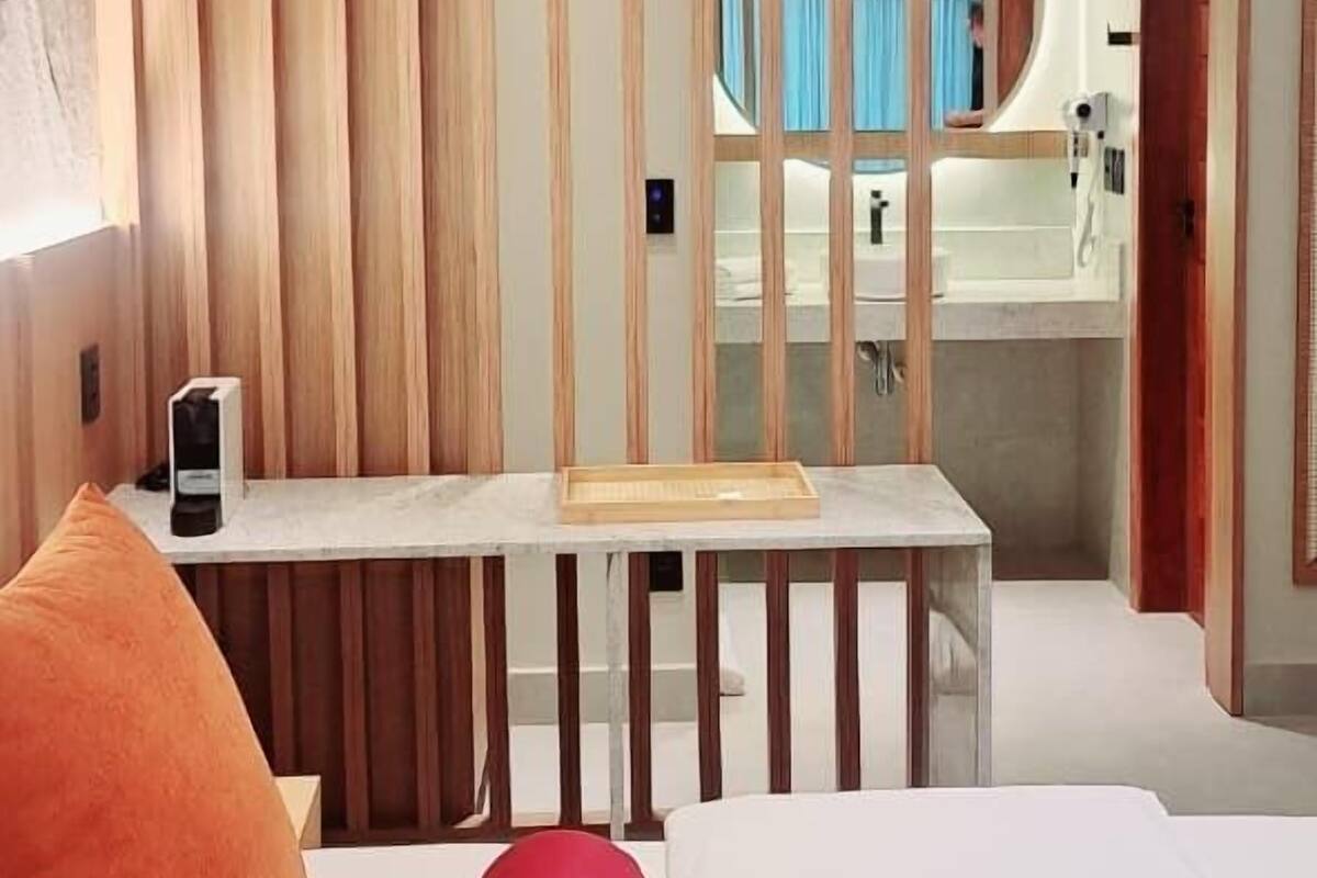 1 quarto, secretária, secretária adequada para computadores portáteis