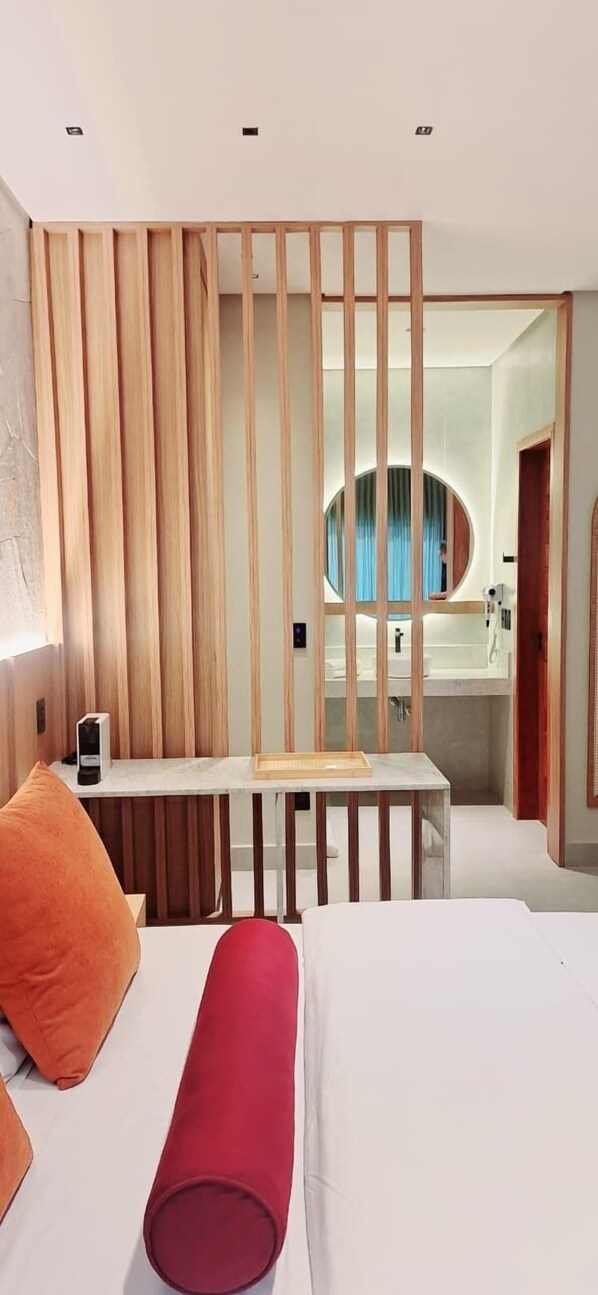 1 quarto, secretária, secretária adequada para computadores portáteis 