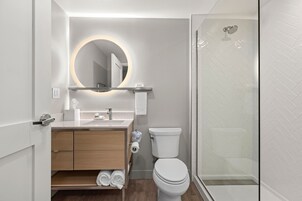 Secador de cabelo, toalhas de banho, sabonete, papel higiênico