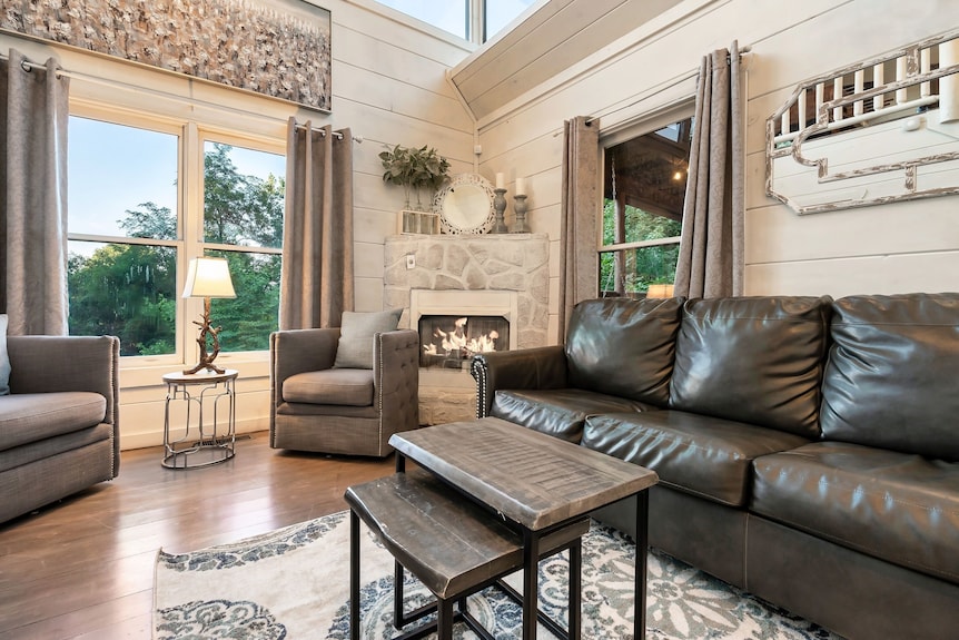 4mi To Pigeon Forge, 8mi To Gatlinburg! Games & Private Hot Tub! Pup-friendly! - Gatlinburg, TN