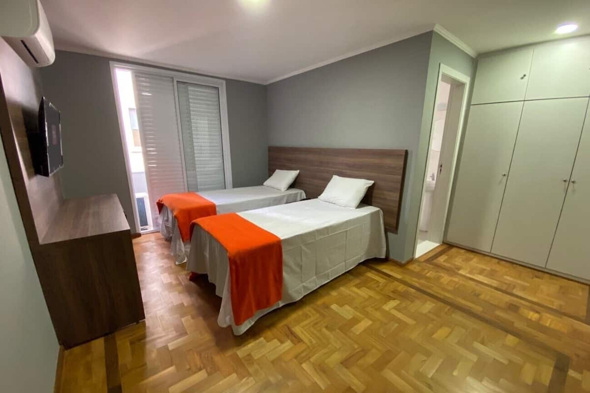 Quarto Superior, 2 camas individuais | Roupa hipoalergénica, minibar, cofre com capacidade para portátil