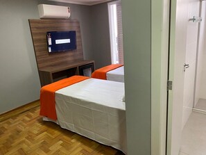 Quarto Superior, 2 camas individuais | Roupa hipoalergénica, minibar, cofre com capacidade para portátil 