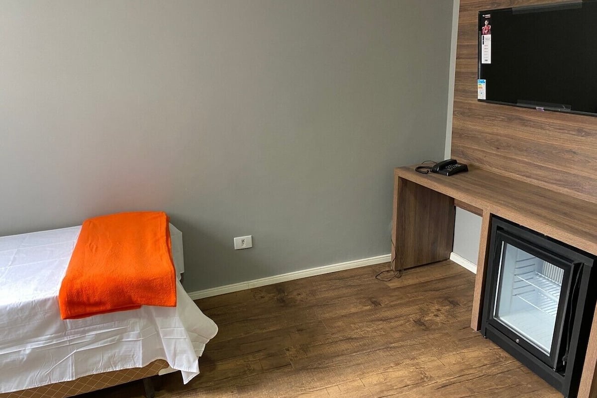 Quarto Standard, 1 cama individual | Roupa hipoalergénica, minibar, cofre com capacidade para portátil