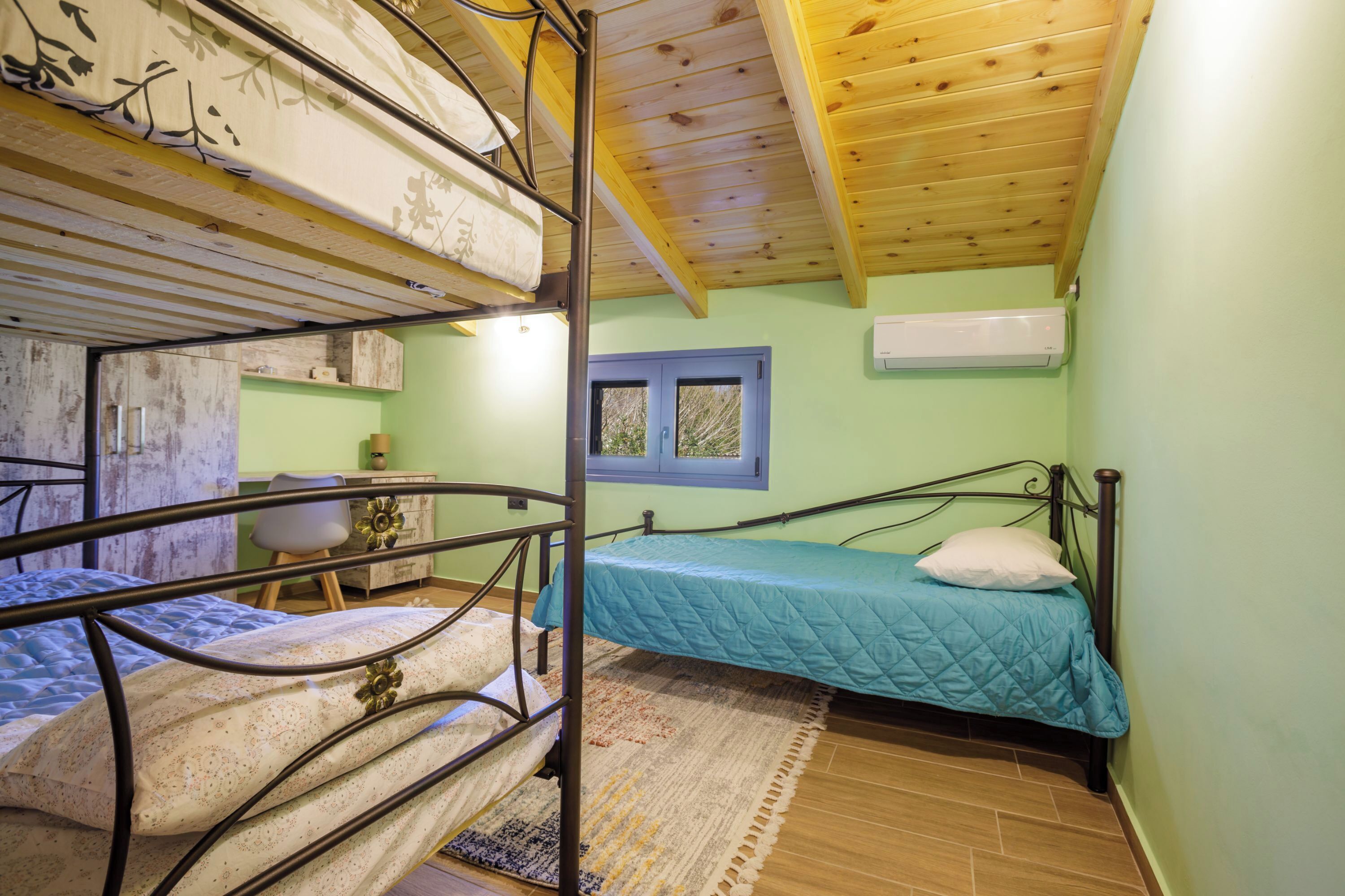 Apartamento Familiar, vários quartos, em frente ao mar (Maritinas Stone Apartment On The) | 3 quartos, ferro/tábua de engomar, roupa de cama fornecida 