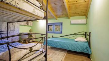 Apartamento Familiar, vários quartos, em frente ao mar (Maritinas Stone Apartment On The) | 3 quartos, ferro/tábua de engomar, roupa de cama fornecida