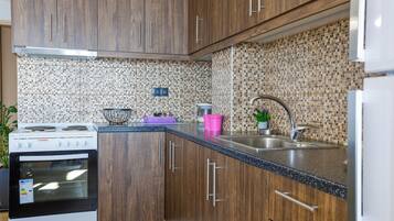 Casa Familiar, vários quartos, em frente ao mar (Maritinas Stone House On The Beach) | Cozinha privada | Um frigorífico, um forno, uma placa de cozinha, uma cafeteira/bule