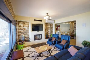 Apartamento família, vários quartos, de frente para o mar (Maritinas Stone Apartment On The) | Área de estar | TV 21 polegadas com canais a cabo, lareira