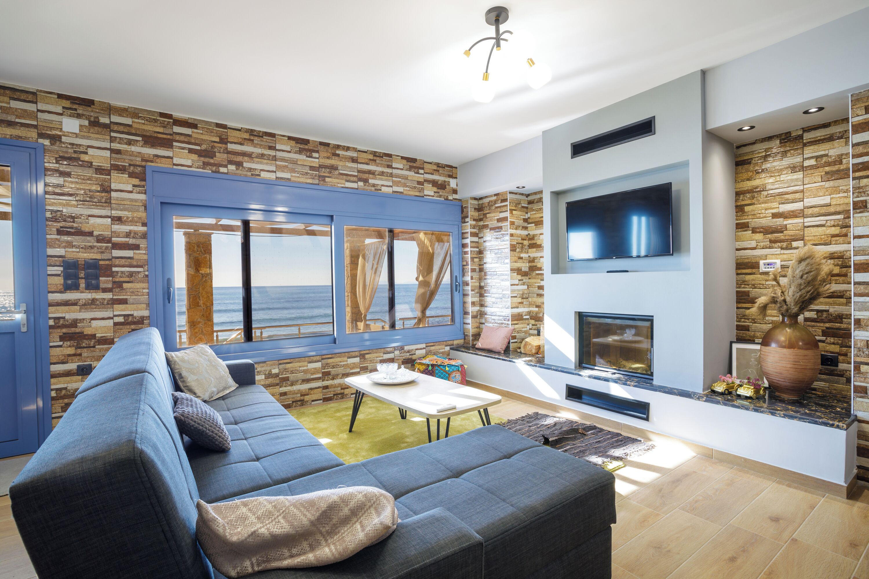 Casa família, vários quartos, de frente para o mar (Maritinas Stone House On The Beach) | Área de estar | TV 21 polegadas com canais a cabo, lareira