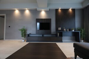 Suite Familiar, 1 quarto | Sala de estar | Smart TV de 50 de polegadas com canais por cabo, televisor, Netflix 