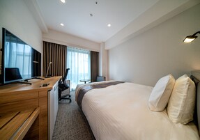 Edredões de penas, cofre no quarto, secretária 