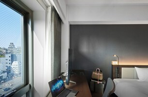 Edredões de penas, cofre no quarto, secretária 