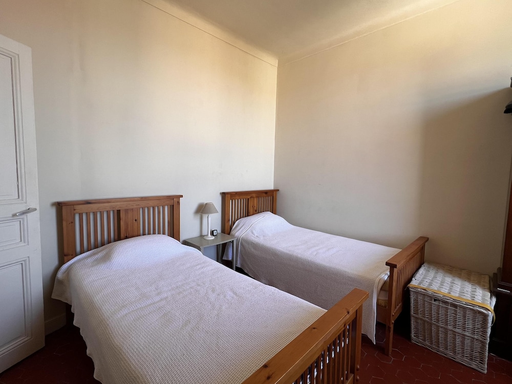 Charming 2 Bed Apartment With Balcony Located In Cannes Old Town Easy Walk To The Palais And Beaches - 120 - Cannes