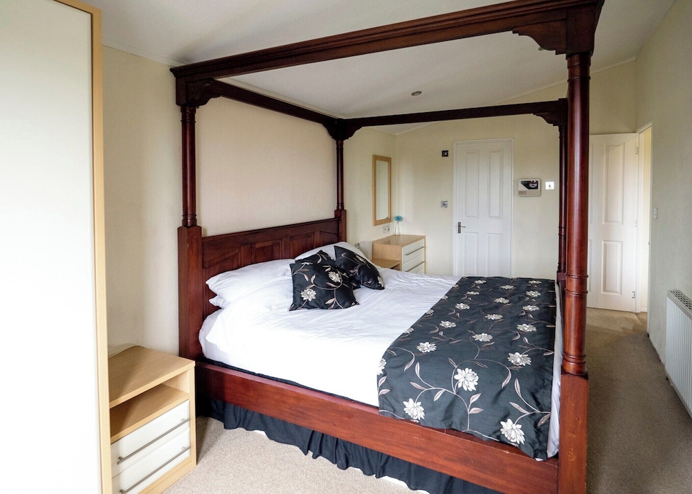 Luxury Lodge With One Double With En Suite Shower And One Twin. - Norfolk