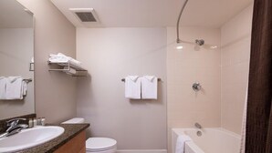 Uma casa de banho moderna com lavatório, sanita e banheira.
