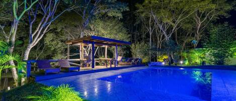 Piscina exterior, guarda-sóis