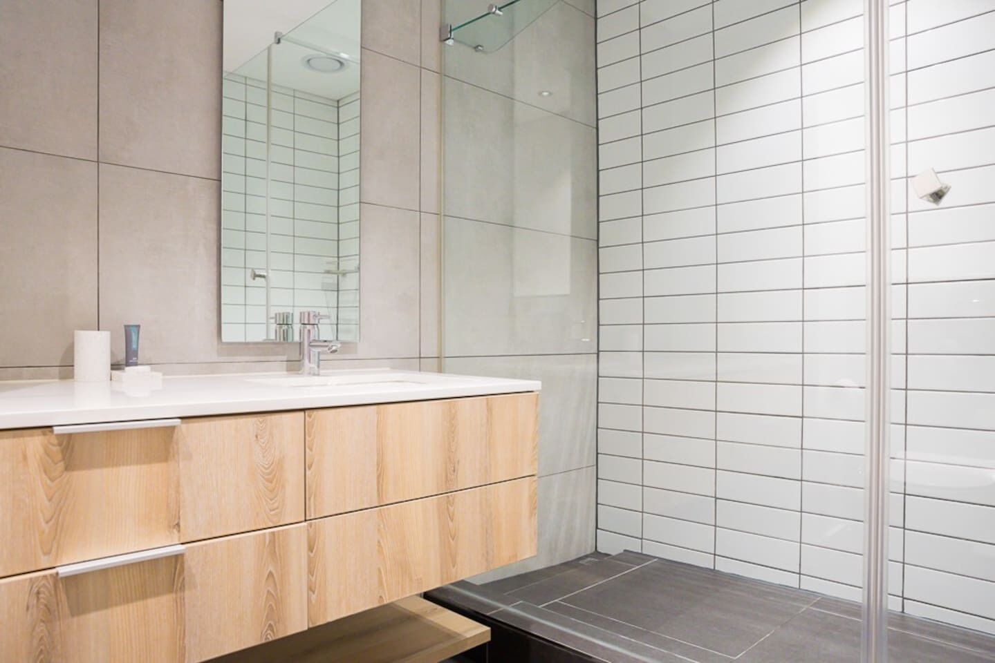 Apartamento urbano | Banheiro | Chuveiro, secador de cabelo, toalhas de banho 