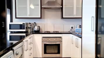 Apartamento Familiar, 2 quartos | Cozinha privada | Um frigorífico, um micro-ondas, um forno, uma torradeira