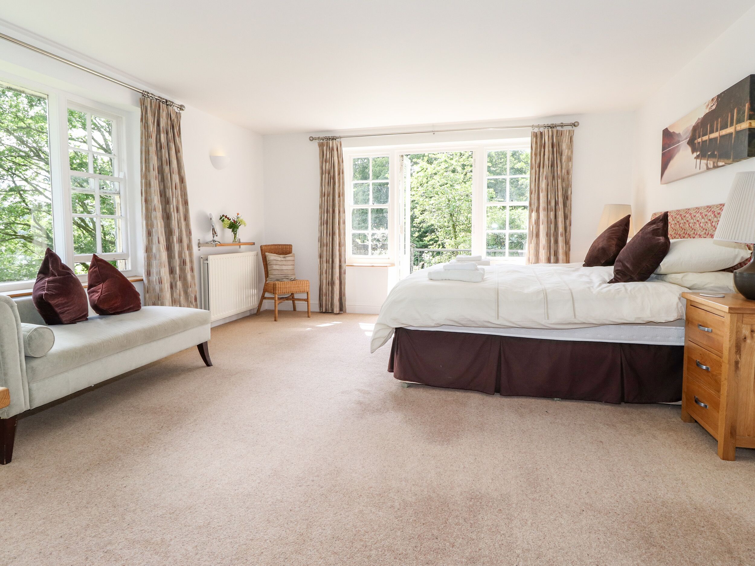 5 quartos, com decoração personalizada, com mobília individualizada 