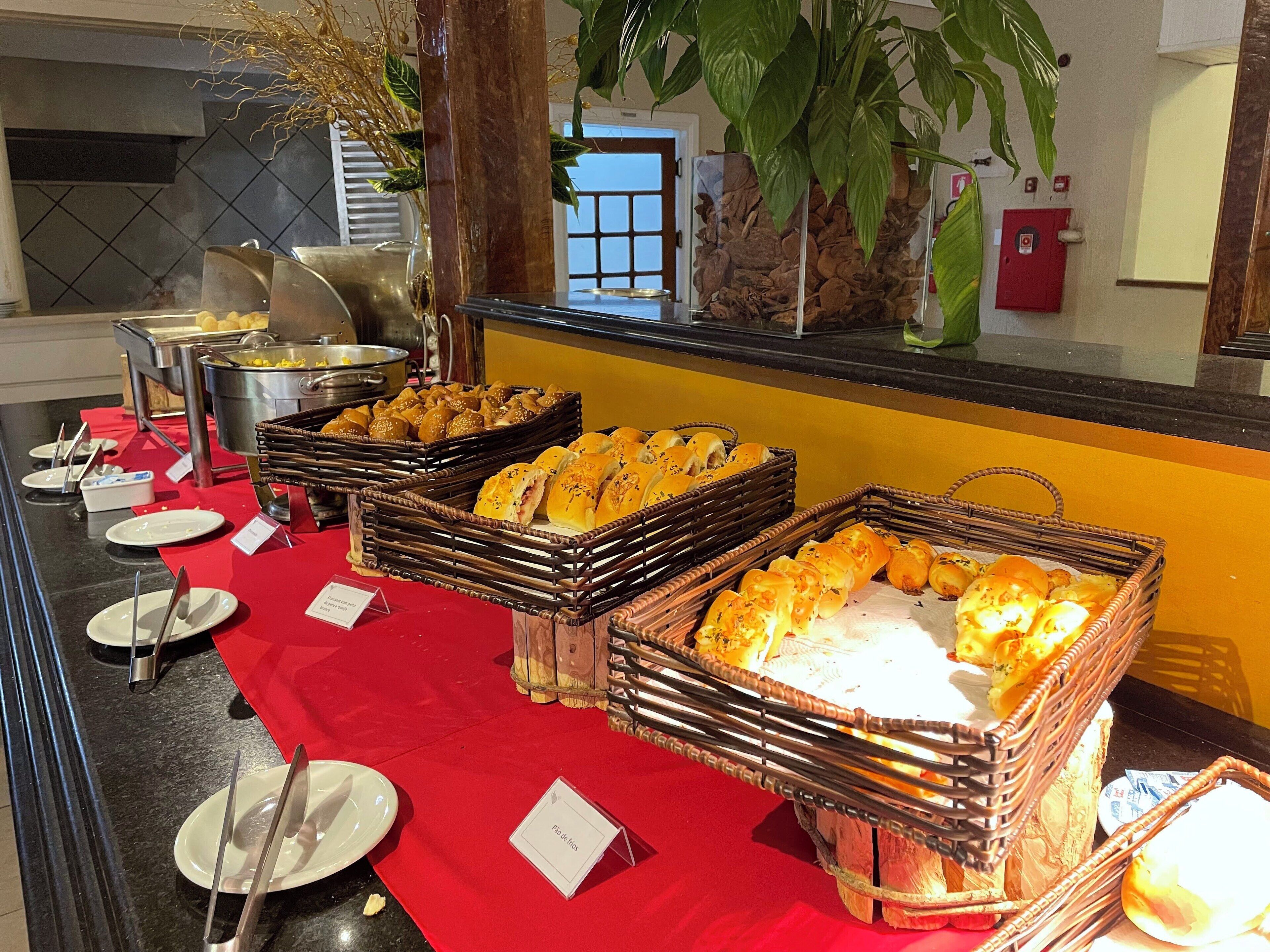 Café da manhã com buffet grátis todos os dias