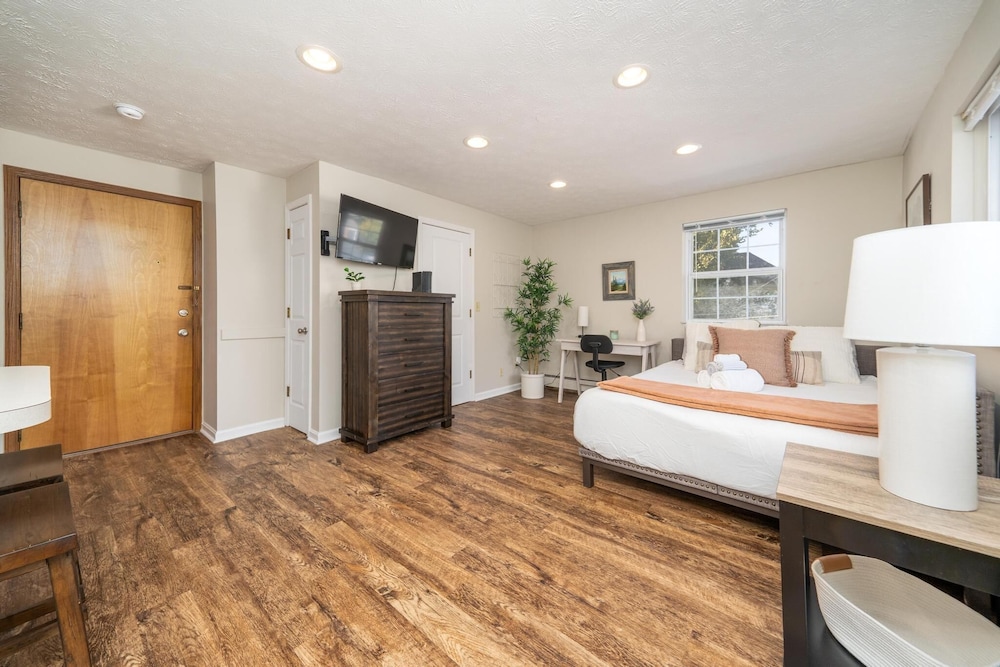 Newly Designed Studio Apartment - Columbus, OH