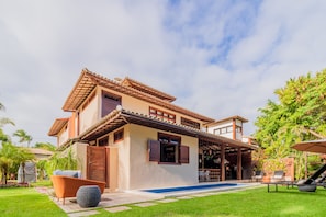 Piscina exterior, guarda-sóis, espreguiçadeiras 