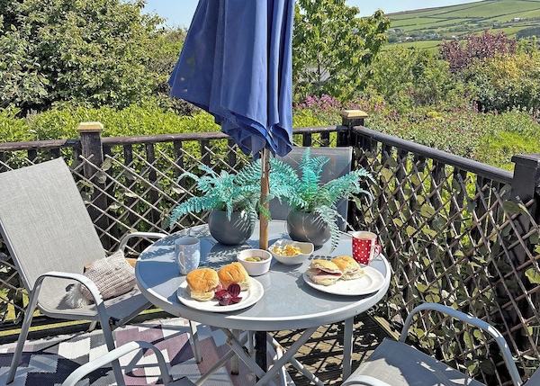 Spacious Lodge With One Master Double And Two Twin. - Port Isaac