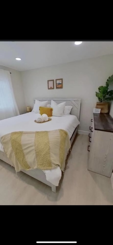Beautiful Remodeled 5 Bedroom 3 Bath Home With Pool Near 🏰 Sleep Up To 10 People - Santa Ana, CA