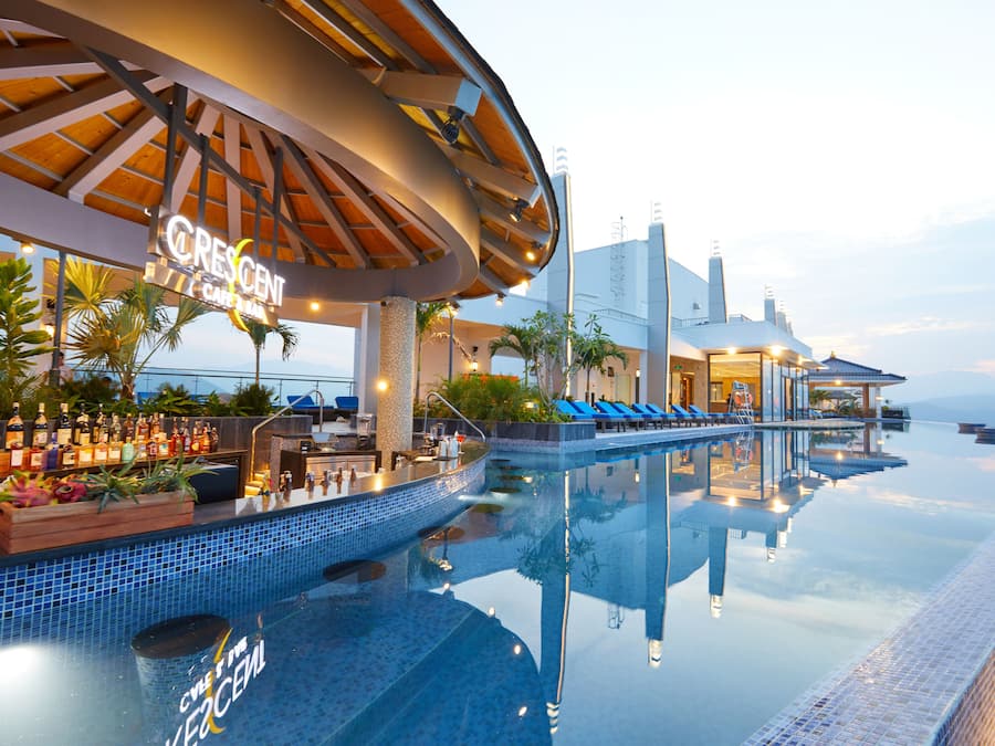 3 bares/lounges, um bar junto à piscina