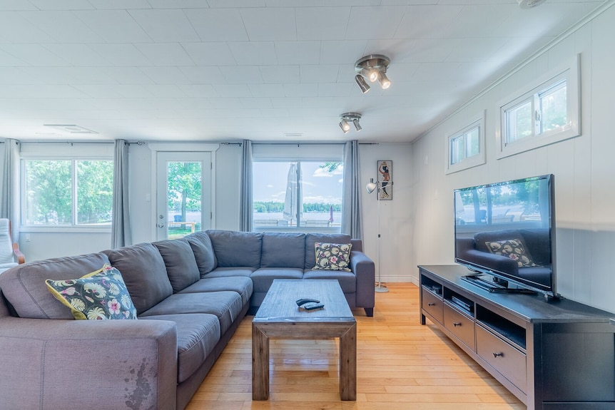 Lake View Waterfront Cottage 4 Bdr 1 Bath 46" Hdtv Wi-fi Bbq Patio Deck Sleeps8 - Bobcaygeon