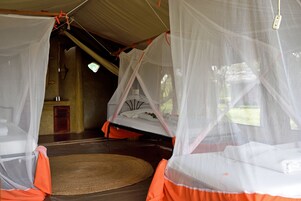 Barraca luxo | Ferros/tábuas de passar roupa, Wi-Fi de cortesia, roupa de cama