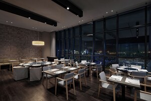 Pequeno-almoço tipo buffet diário mediante uma taxa