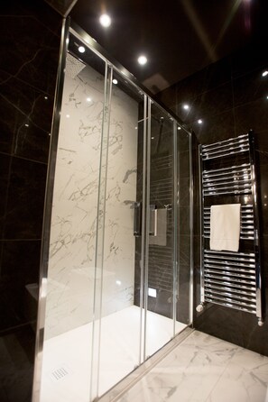 Quarto Tradicional | Casa de banho | Um secador de cabelo, toalhas fornecidas, sabão, champô 